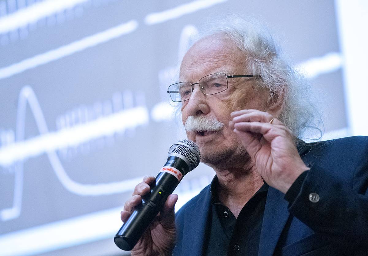 Neuronas que nos ayudan a entender al otro: con Giacomo Rizzolatti ...
